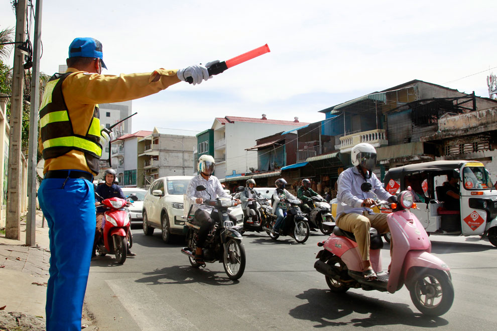The Phnom Penh Post | Contracted officers’ new uniforms improve traffic
