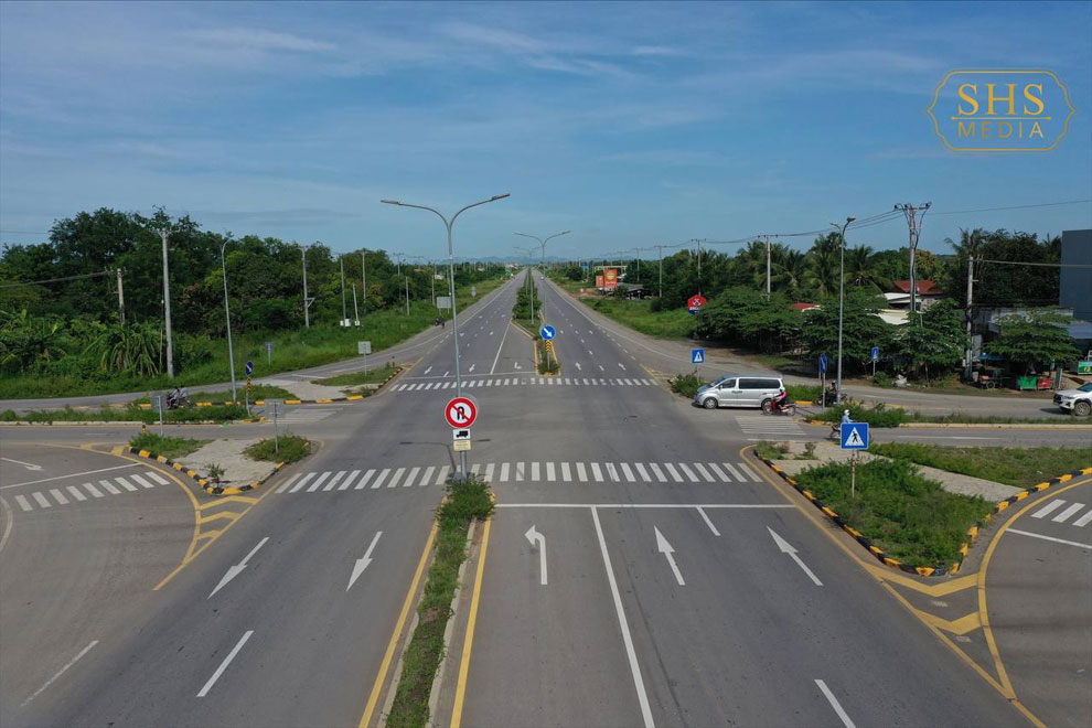 The Phnom Penh Post | Ministry educate drivers on lanes, following ...