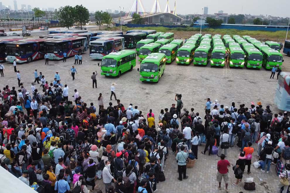 Manet orders free bus service for Khmer New Year | Phnom Penh Post