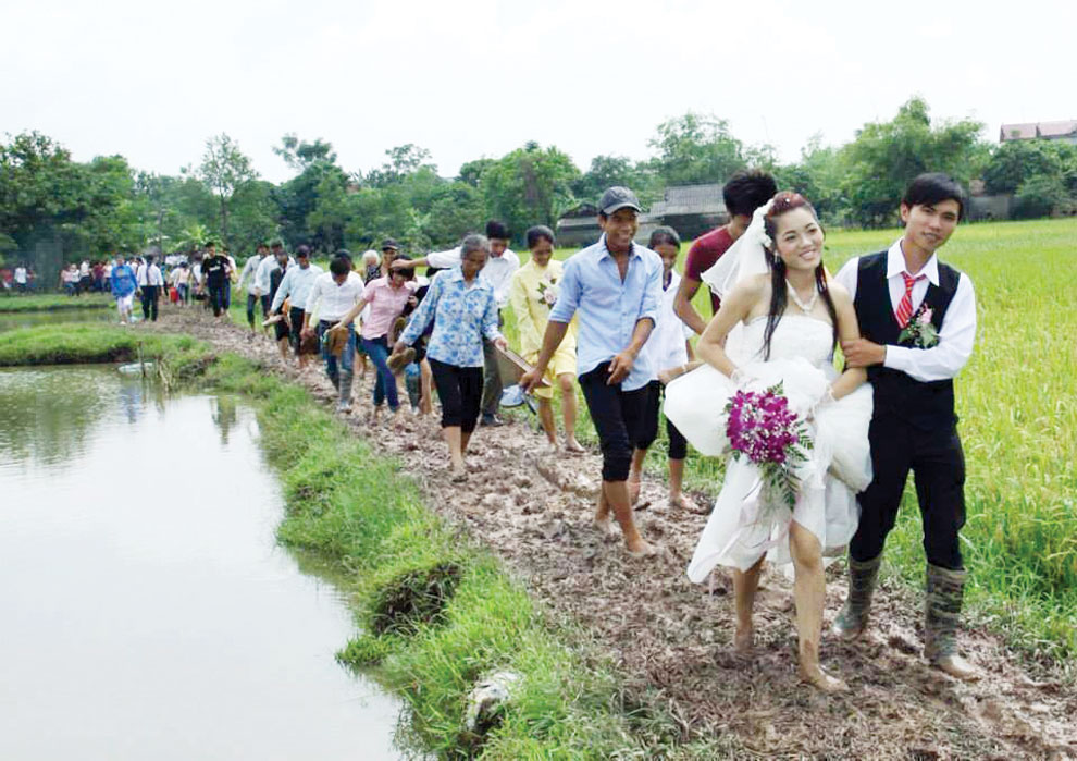 Wedding in mud | Phnom Penh Post