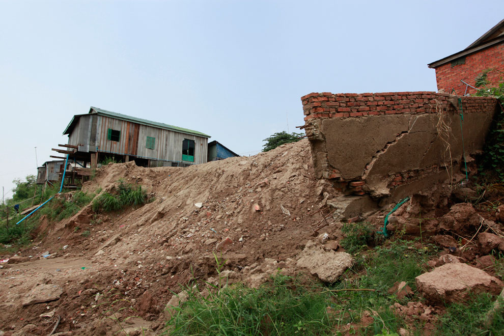River homes on edge of disaster | Phnom Penh Post