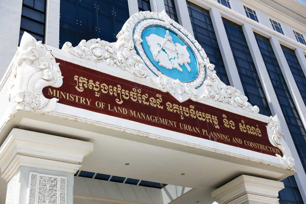 MLMUPC one window service provides bonuses for civil servants | Phnom ...