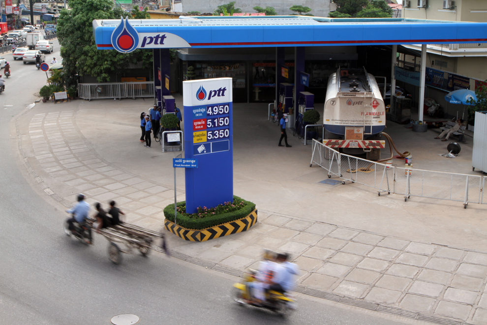 PTT petrol stations filling up | Phnom Penh Post
