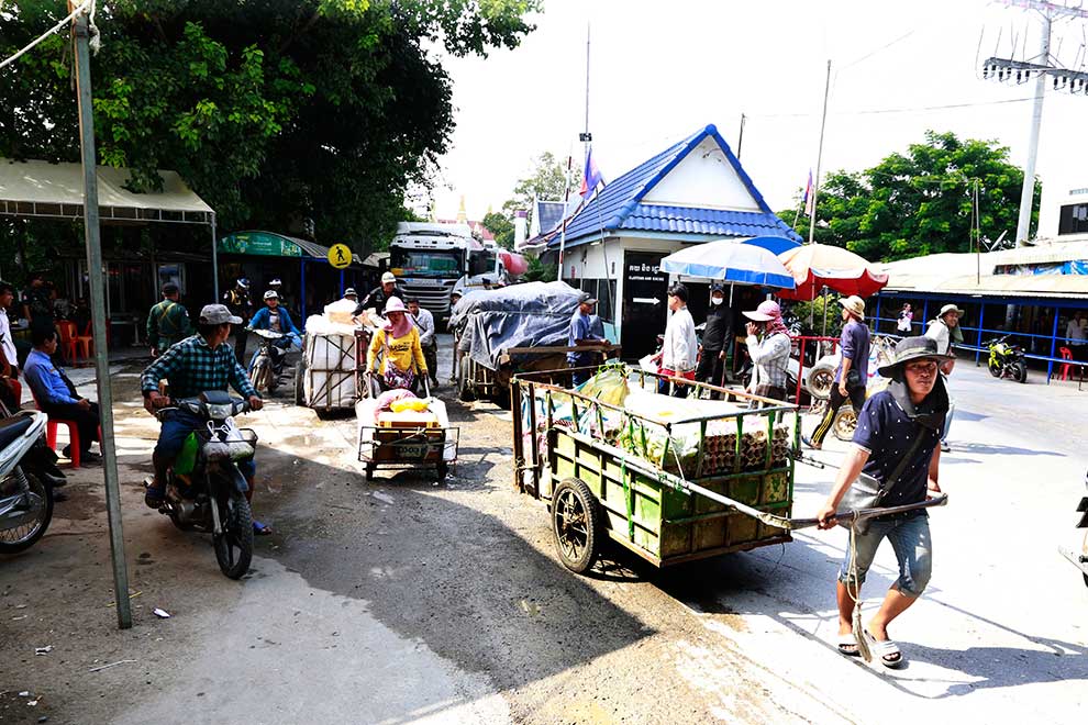 Poipet border workers, residents beg relief from increased crossing ...