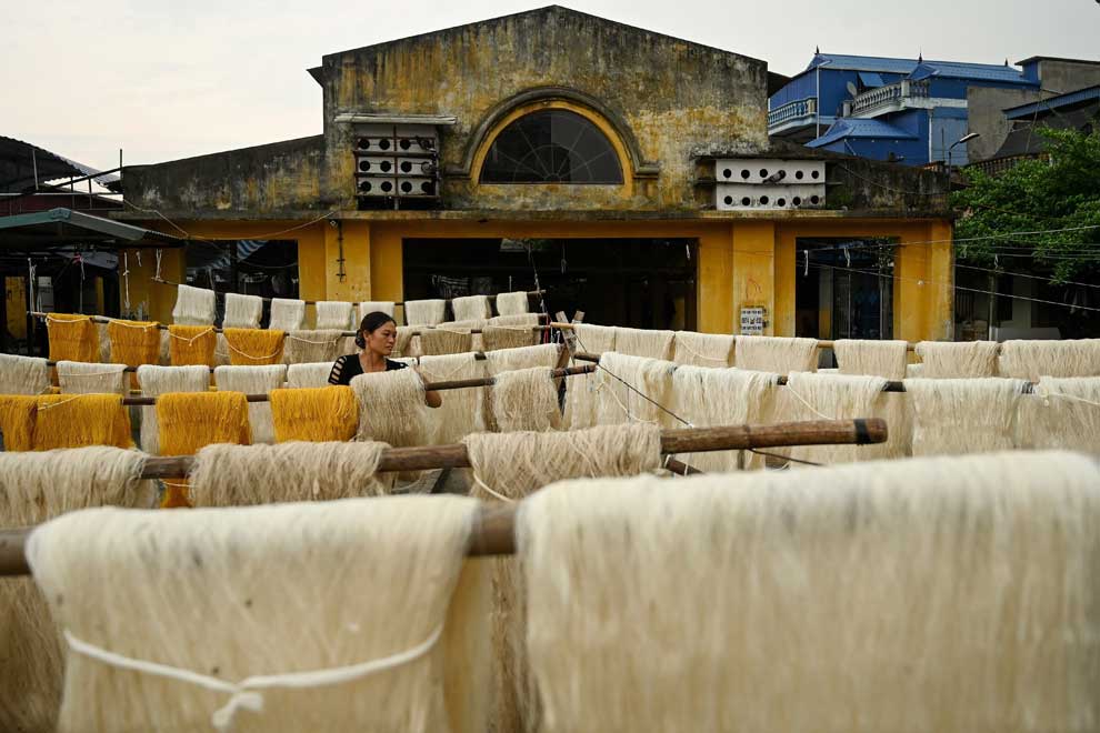 The Phnom Penh Post | Keeping the thread alive at Vietnamese silk village