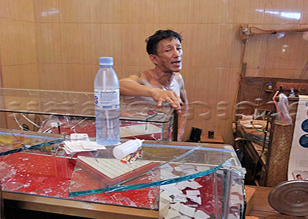 Alleged gold thieves brought in by police | Phnom Penh Post