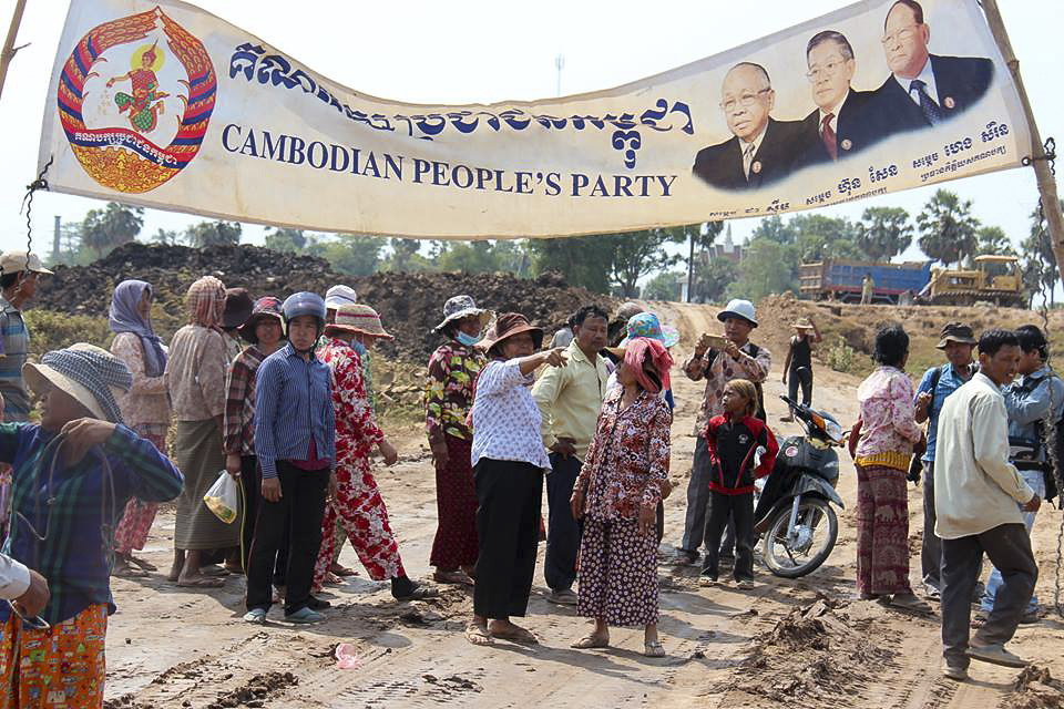 Families, firm feuding over lakeside farmland | Phnom Penh Post