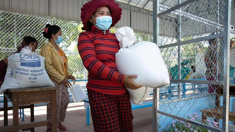 IDPoor card holders get WFP food parcels | The Phnom Penh Post