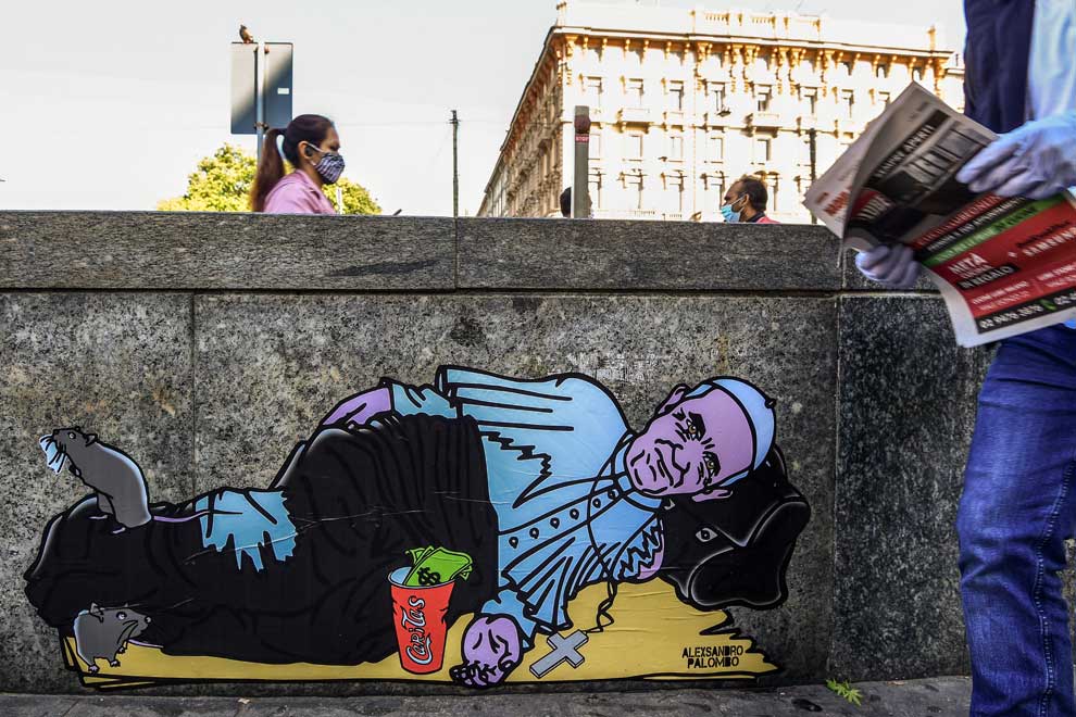Pope Francis begs in Milan street, his cassock in tatters | Phnom Penh Post