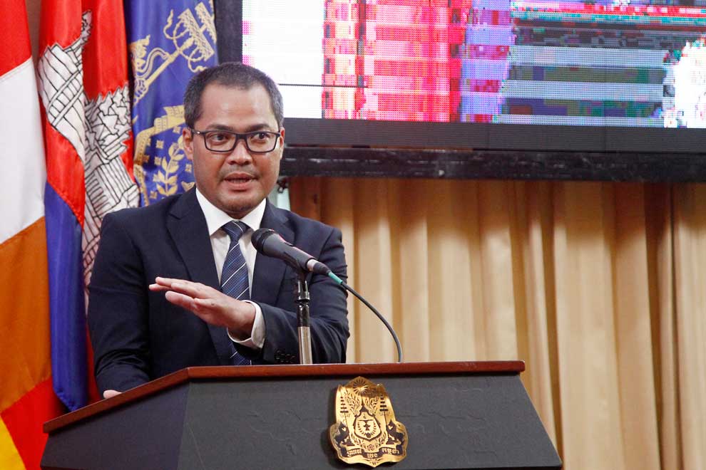 The Phnom Penh Post | Prey Veng issues 700K land titles since 2003