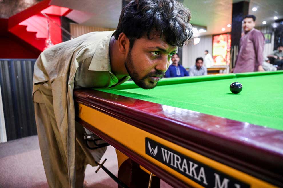 The Phnom Penh Post | Armless Pakistani snooker player masters the game