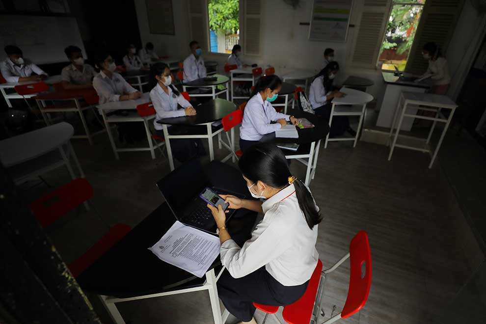 The Phnom Penh Post | Schools eye imposition of classroom smartphone ban