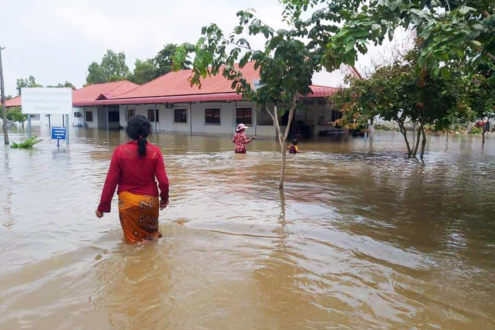The Phnom Penh Post | Patients evacuated as floods overcome Siem Reap ...