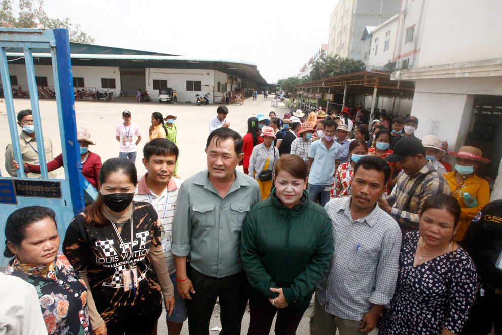 Canteran workers accept benefit payments, claim employer not bankrupt | Phnom Penh Post