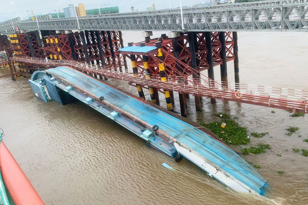 Owner of sand barge that hits bridge ‘liable’ for damage | The Phnom ...