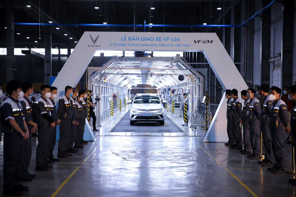 Vietnam auto manufacturer VinFast delivers first smart EVs to customers ...